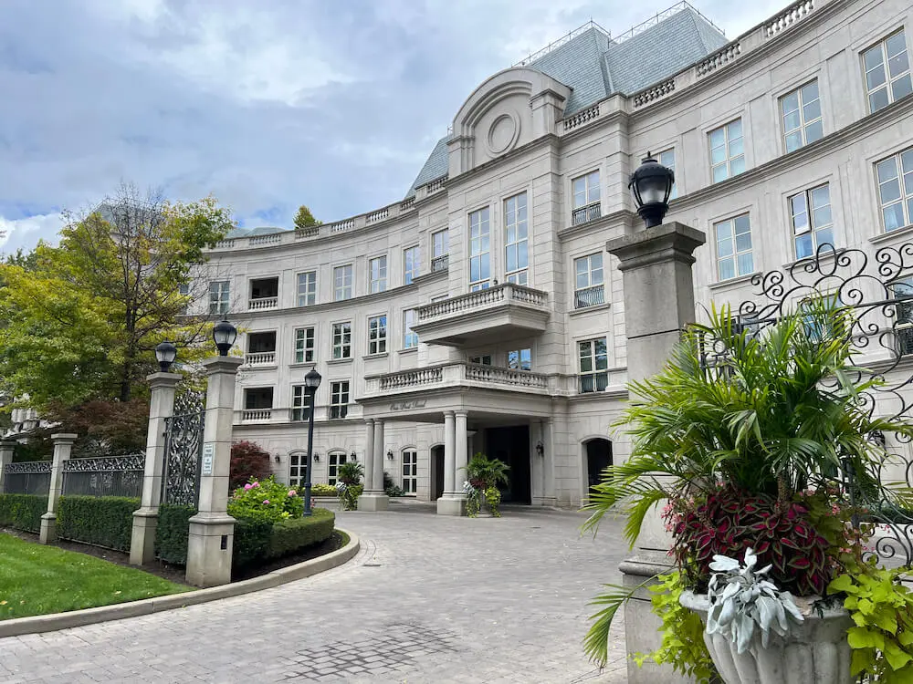 The Bridle Path Luxury Neighbourhood In Toronto - lux properties