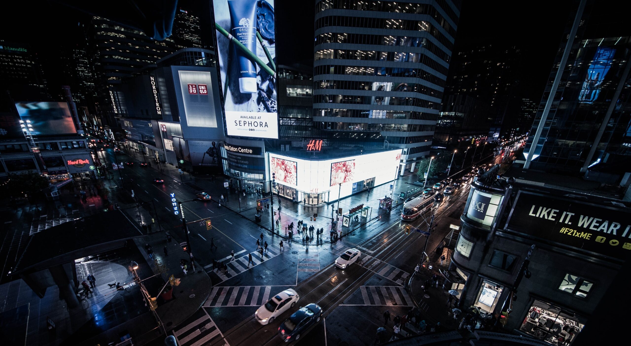 Yonge–Dundas Square Toronto - lux properties